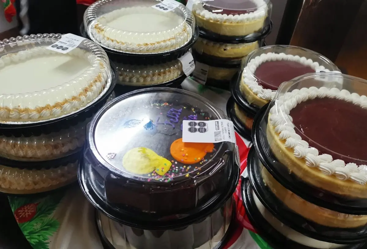 Revendedor ofrece pasteles de Costco en más de mil pesos para celebrar ...