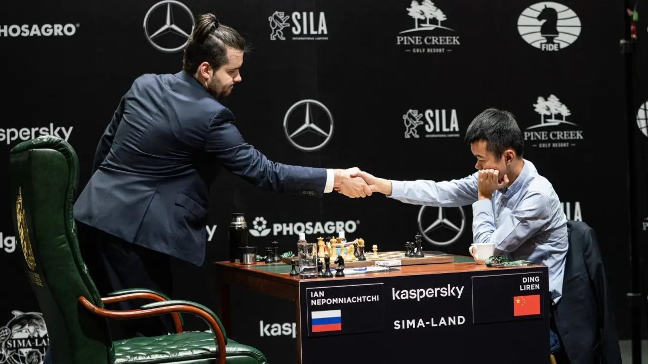 ¿Quiénes son Ian Nepo y Ding Liren, los ajedrecistas que disputarán el ...