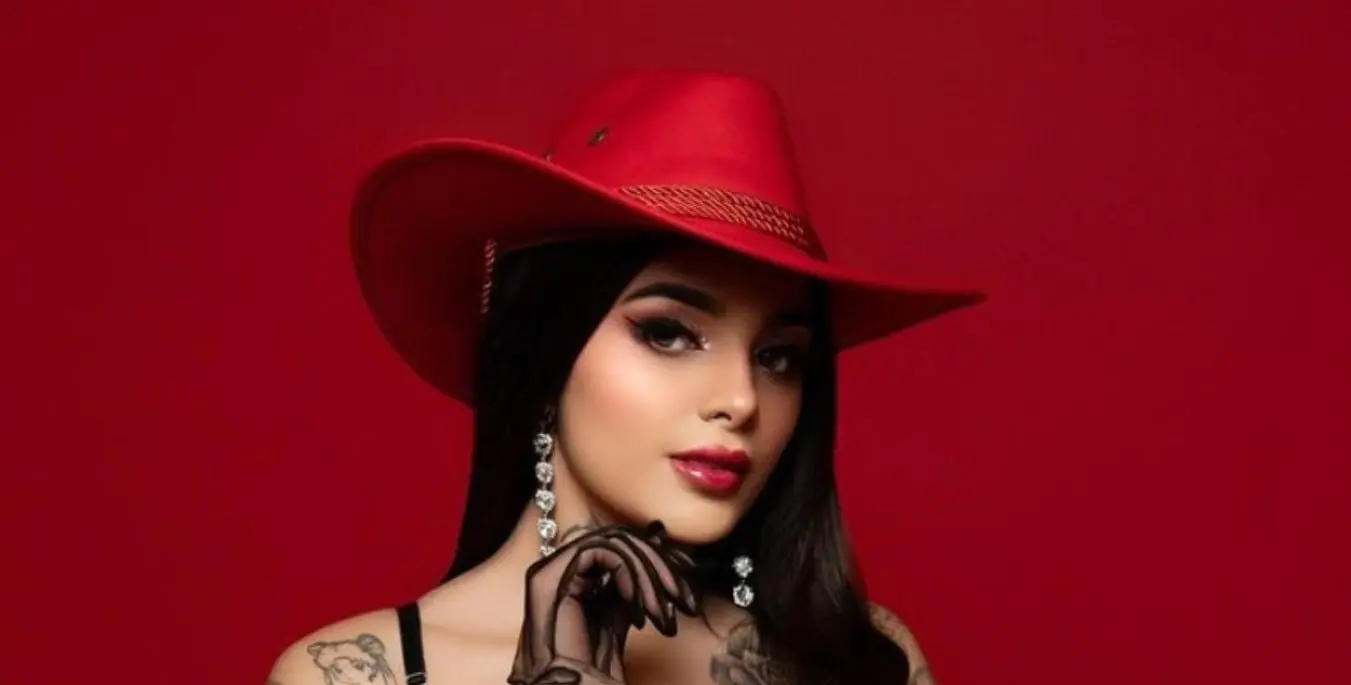 Karely Ruiz: ¿Quién es el fan que se tatuó a la modelo y ganó un video ...