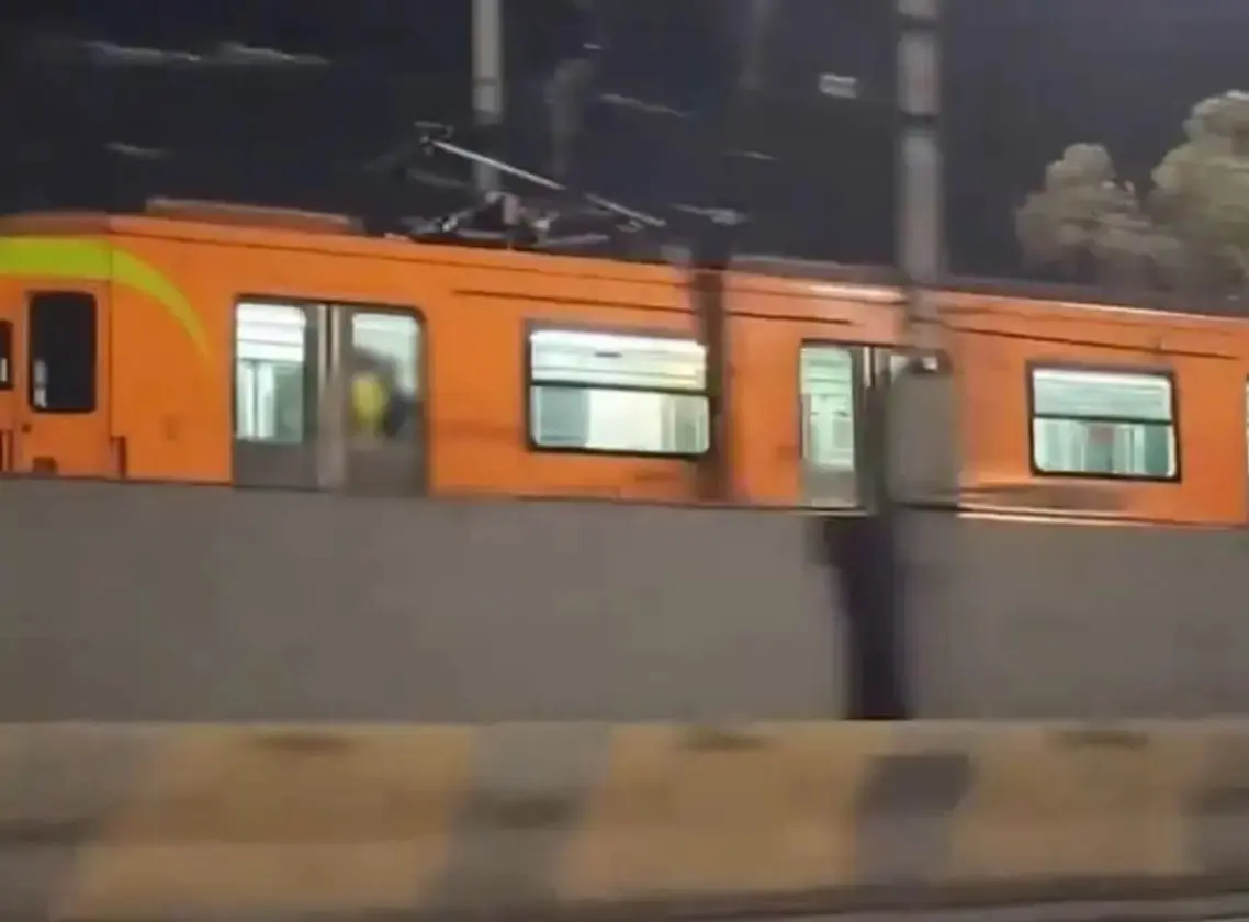 CDMX: Captan a pareja teniendo intimidad en vagón del Metro de la Línea ... CDMX: Captan a pareja teniendo intimidad en vagón del Metro de la Línea ...