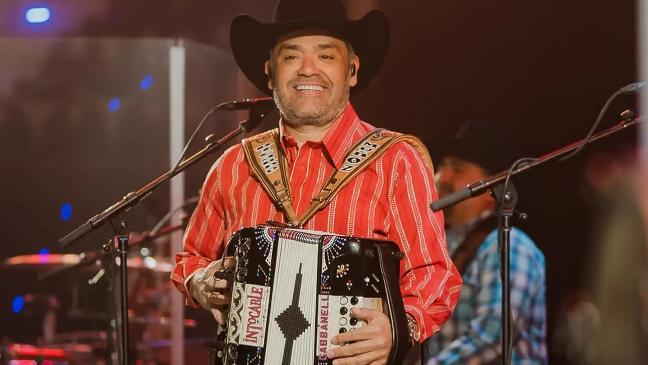 Vocalista de Intocable explota contra el público por pedir sus ...