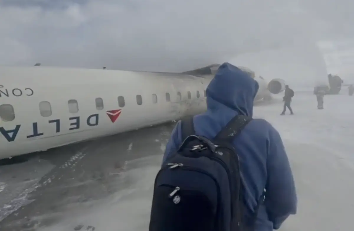 VIDEO: Vuelca avión Delta Airlines al aterrizar en Toronto, Canadá ...